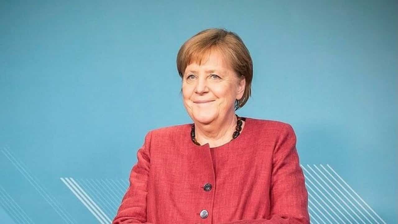 L'addio alla politica della Merkel circondata dai lorichetti (FOTO)
