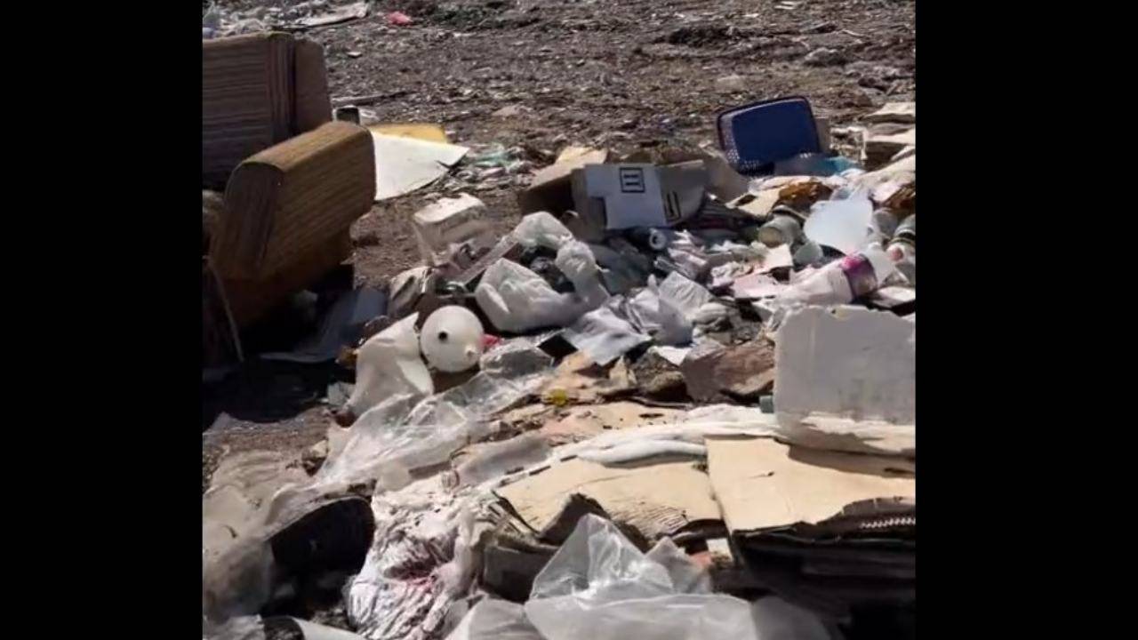Vive in discarica e dorme su una poltrona rotta: il video della vergogna
