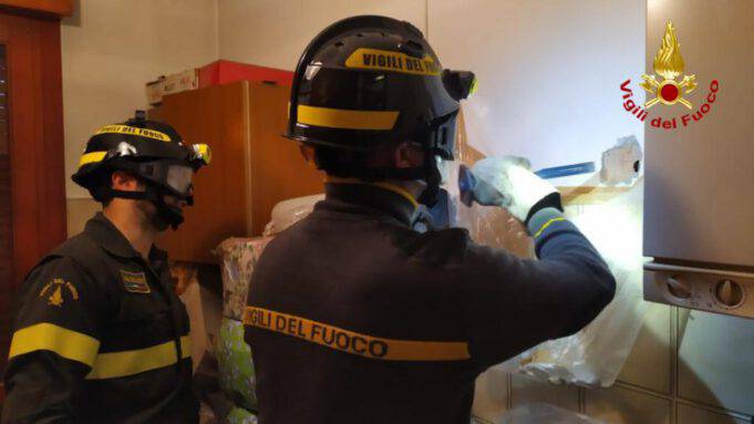 Dal muro arriva uno strano rumore: lo bucano e scoprono di cosa si tratta