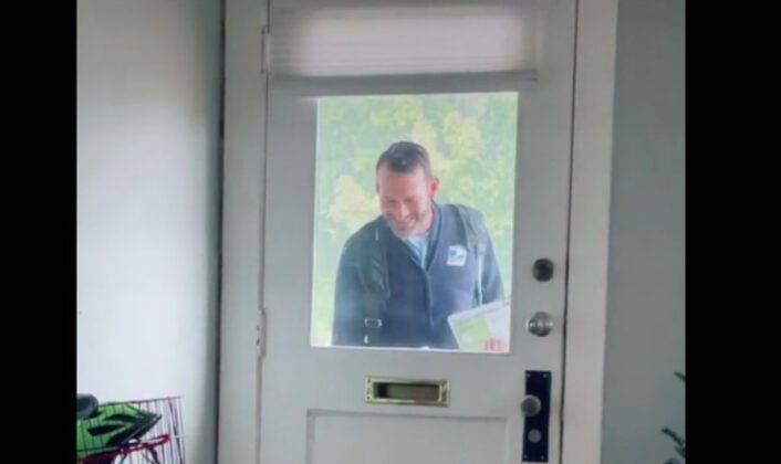 Il gatto aspetta ogni giorno l'arrivo del postino per poterci giocare ...