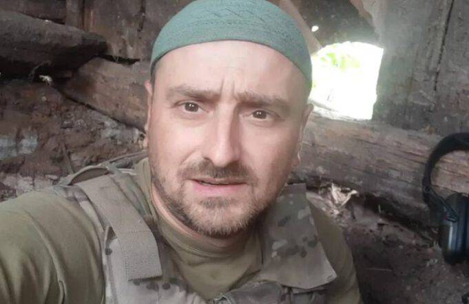 Soldato ucraino piange per ciò che accade davanti ai suoi occhi - VIDEO