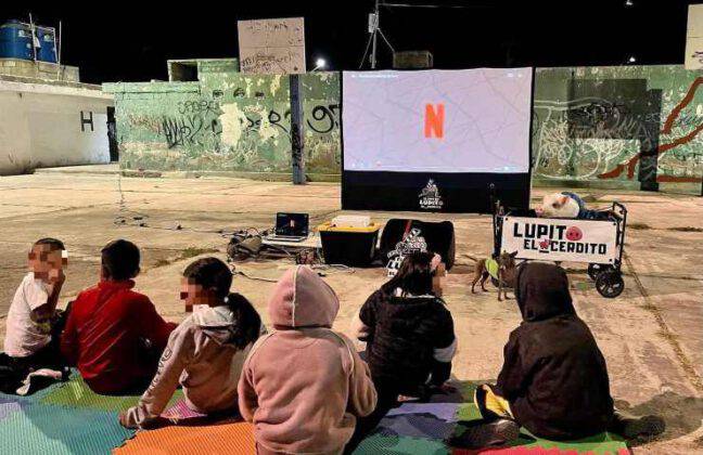 Il maialino porta la magia del cinema ai bambini dei quartieri poveri