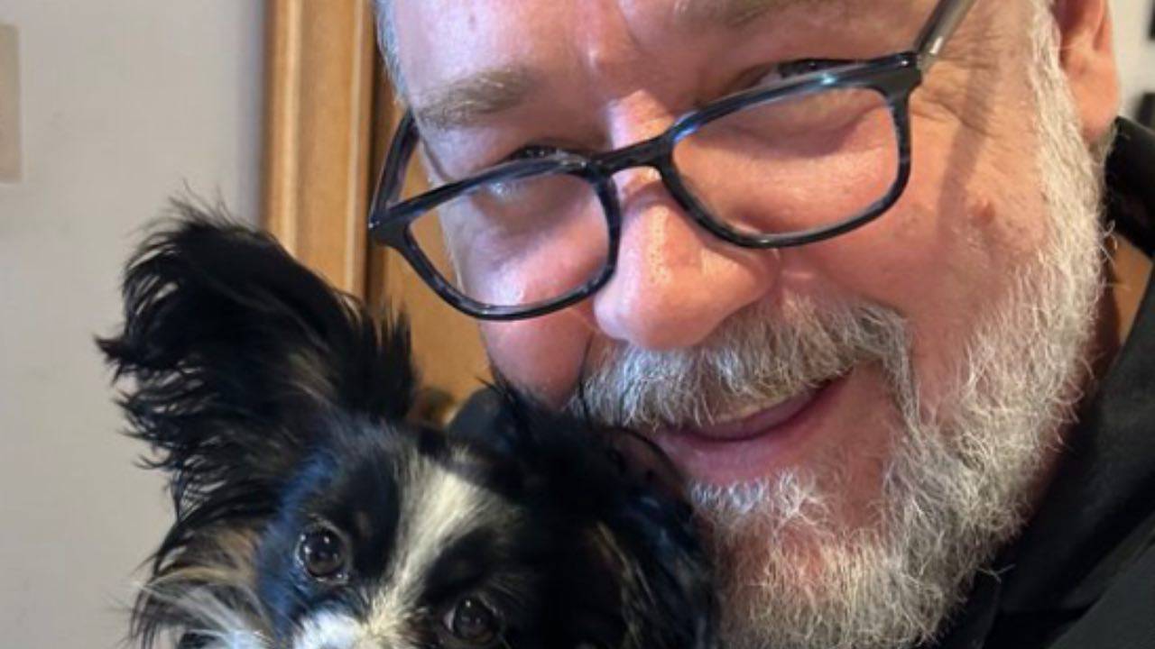 Russel Crowe piange la prematura scomparsa del suo cagnolino Louis